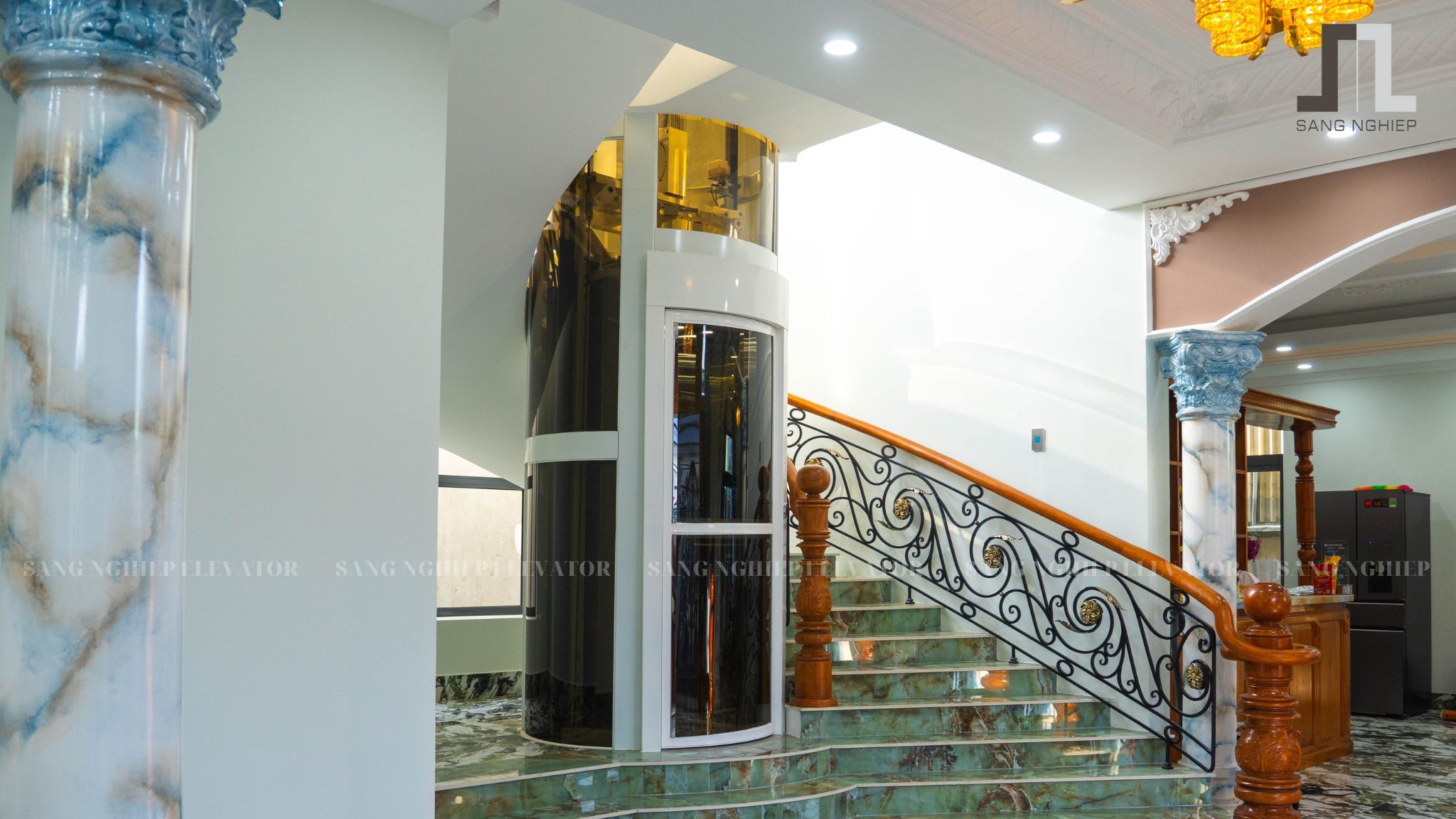 Thang máy tròn lồng kính nhỏ nhất Việt Nam - SNE